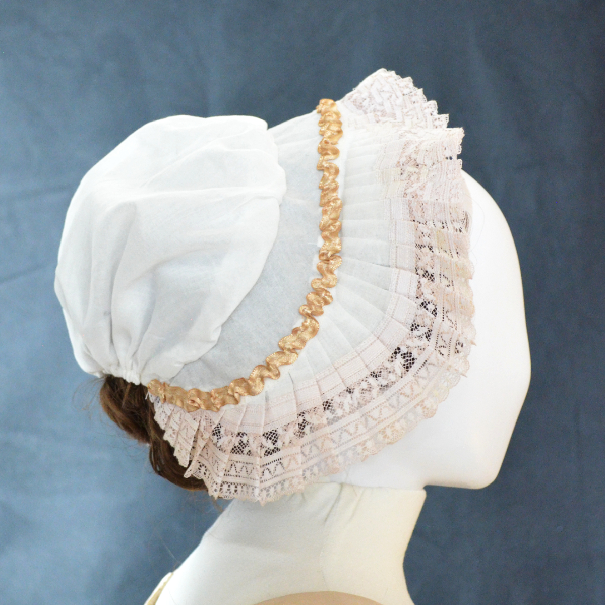 Spitzen/Batist Haube „Rénee“ - Lace/Batiste Cap " Rénee" - ANDRE MARKOV ...