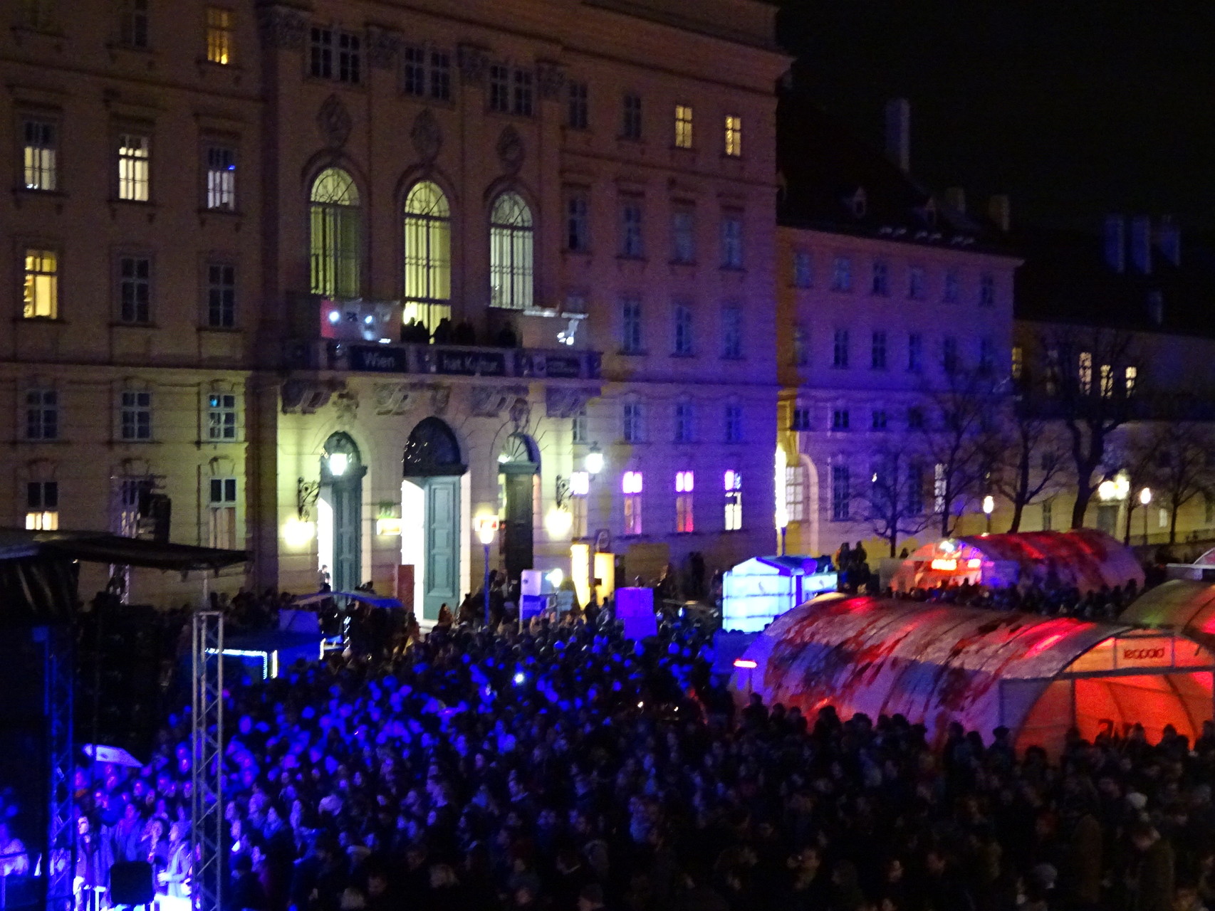 MQ Wien: Electro Swing-Party mit Dunkelbunt im Open Air-Hof. - Oliver ...