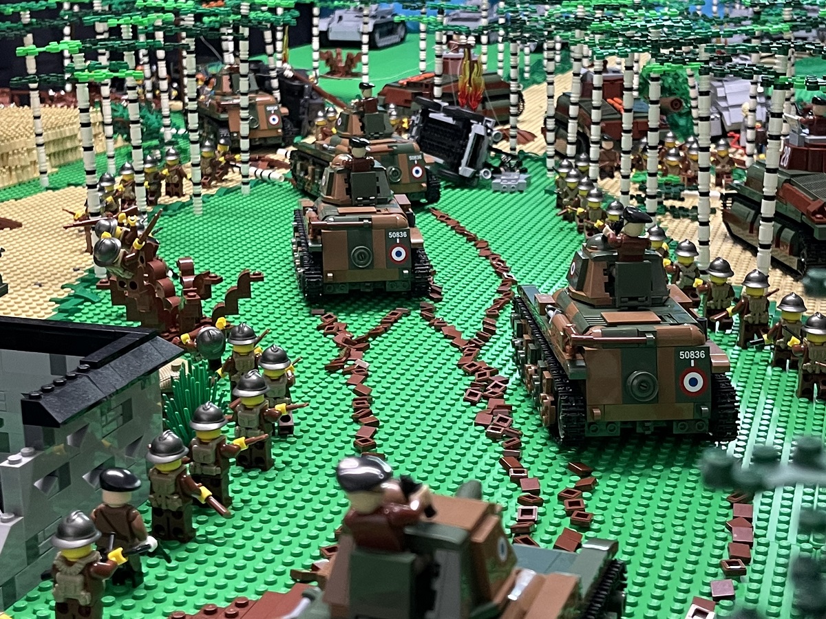 Il construit la première et seconde guerre mondiale en LEGO® et fait ...