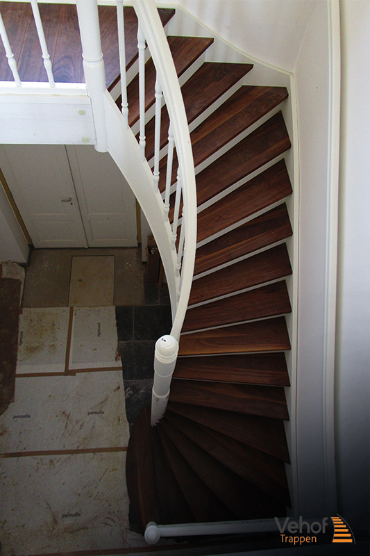 Ronde trappen - Houten trappen Hengelo en Overijssel