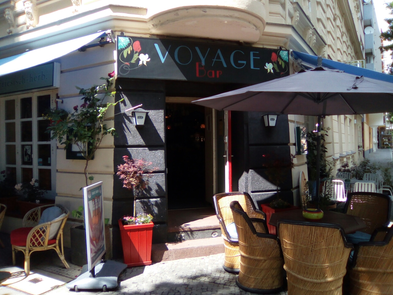 Das Wohnzimmer der Transsisters: die Bar Voyage - Crossdressing Darialena