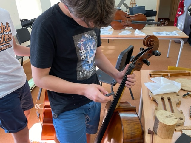 Taller luthieria i manteniment instruments corda fregada - Conservatori ...