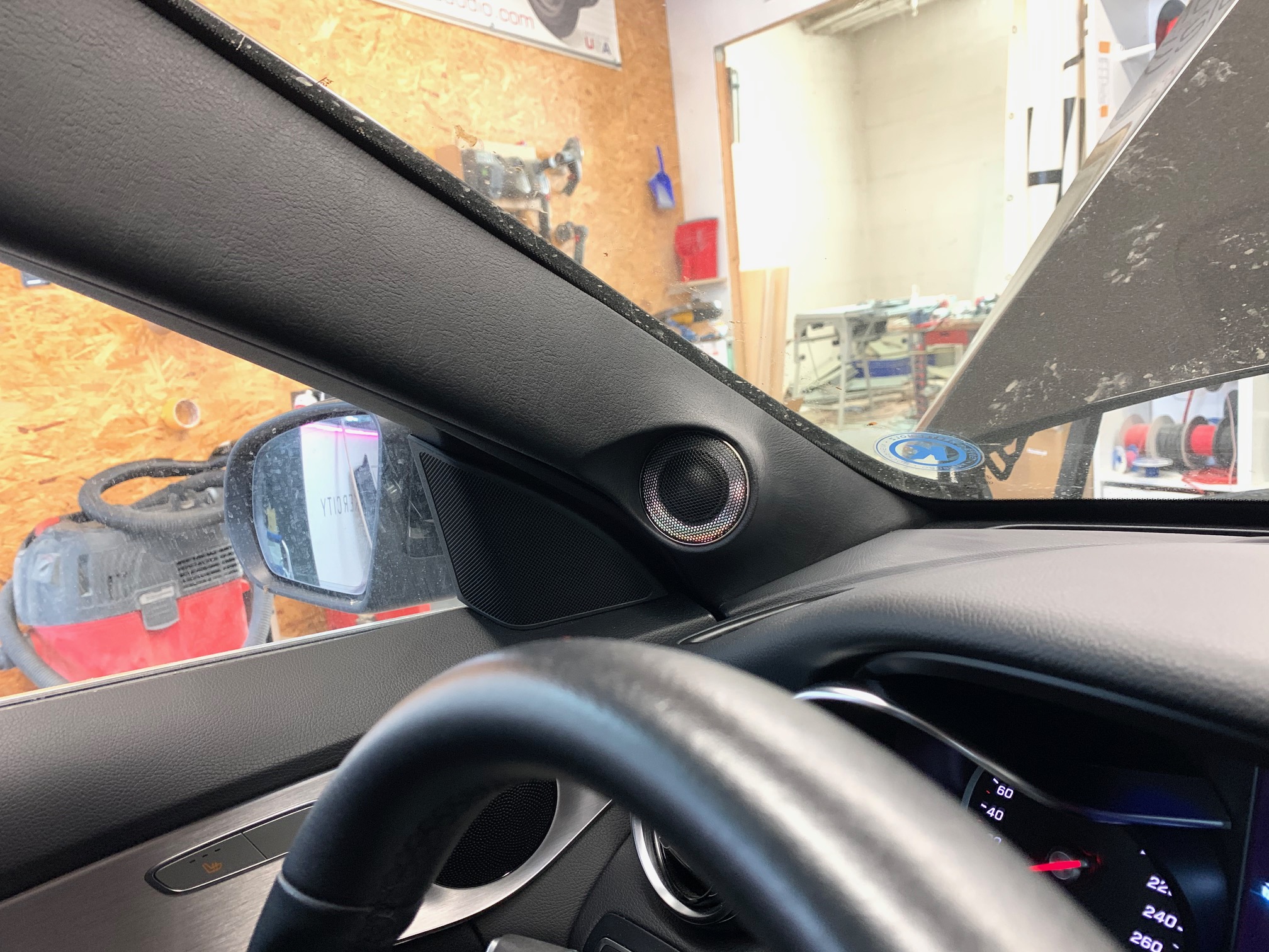 Mercedes Soundsysteme - Speaker City