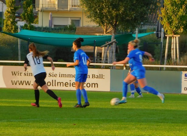 Frauen 1 bleiben an der Spitze dran. - tsv-amicitia-frauenfussballs Webseite!