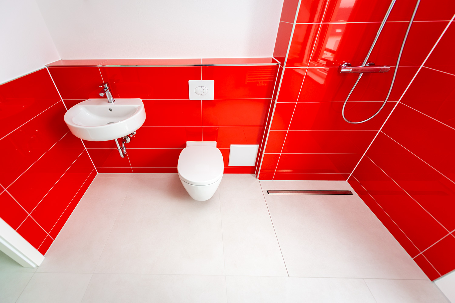 Glänzend rote Steingutfliesen - Mut zur Farbe - Raisch Fliesenfachgeschäft
