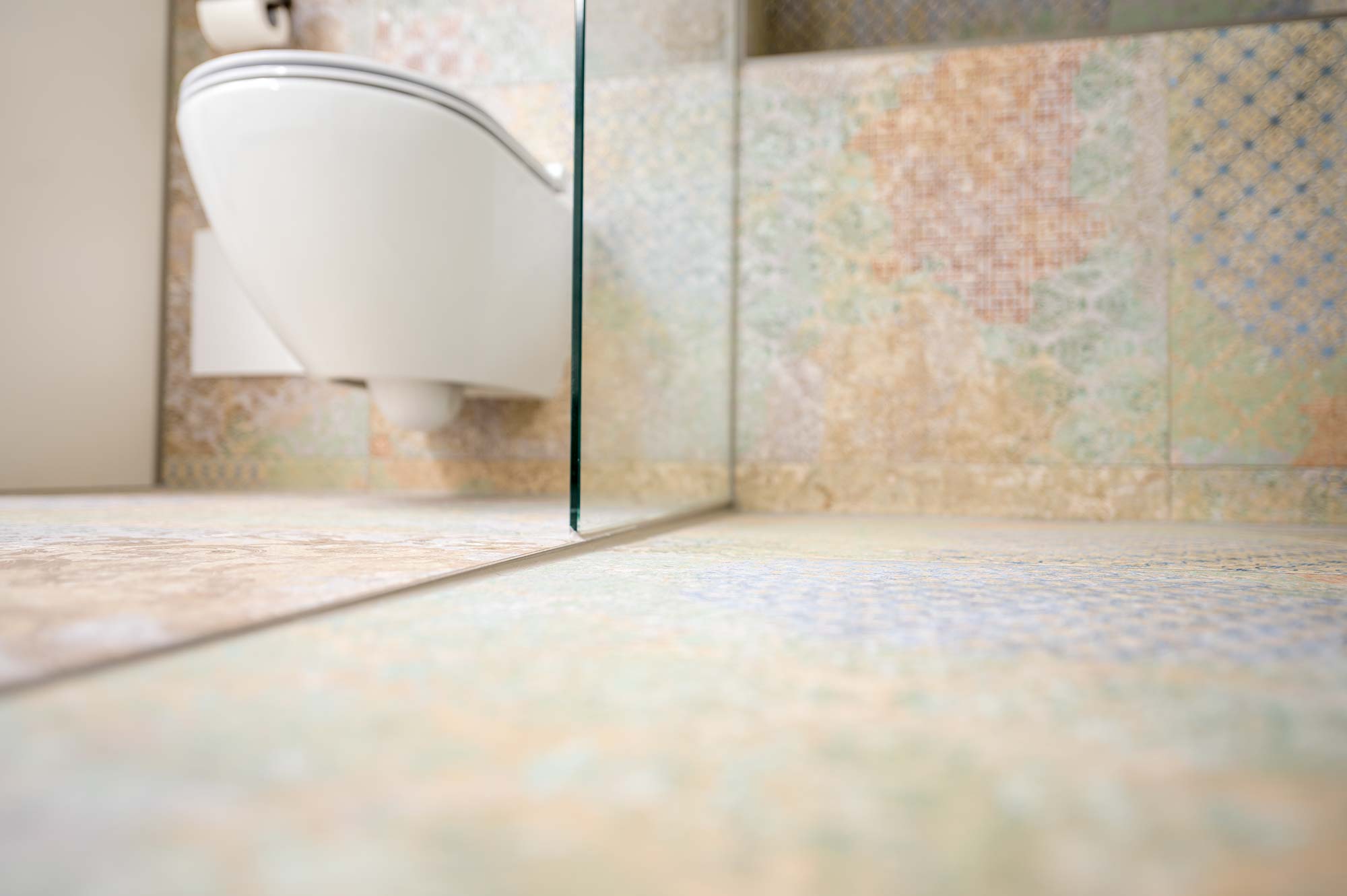 Bad: Patchworkfliesen in Ornamenten und Wischtechnik. - Raisch ...