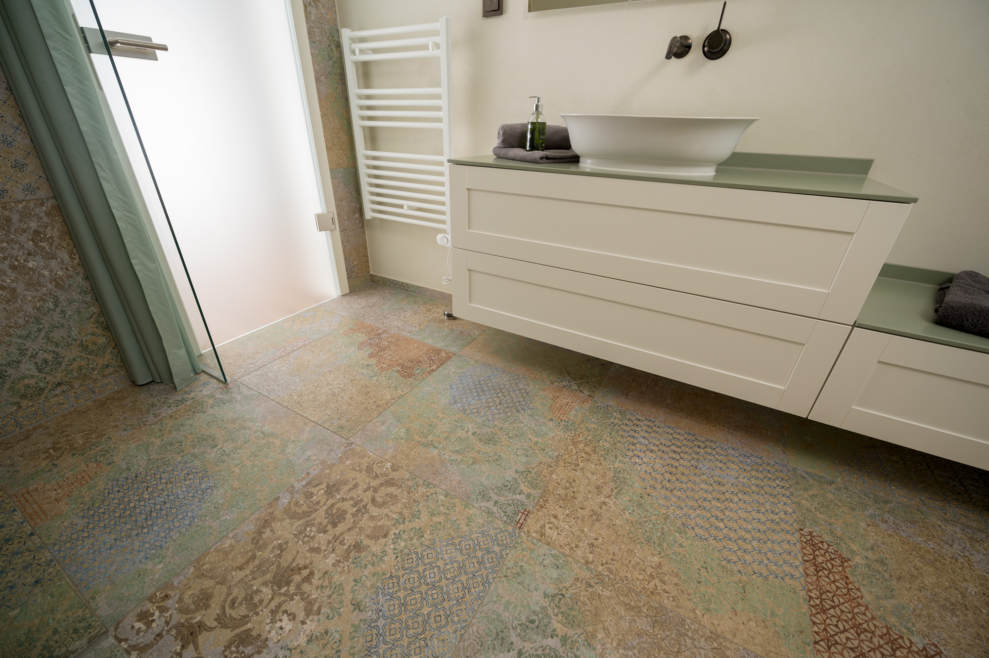 Bad: Patchworkfliesen in Ornamenten und Wischtechnik. - Raisch ...