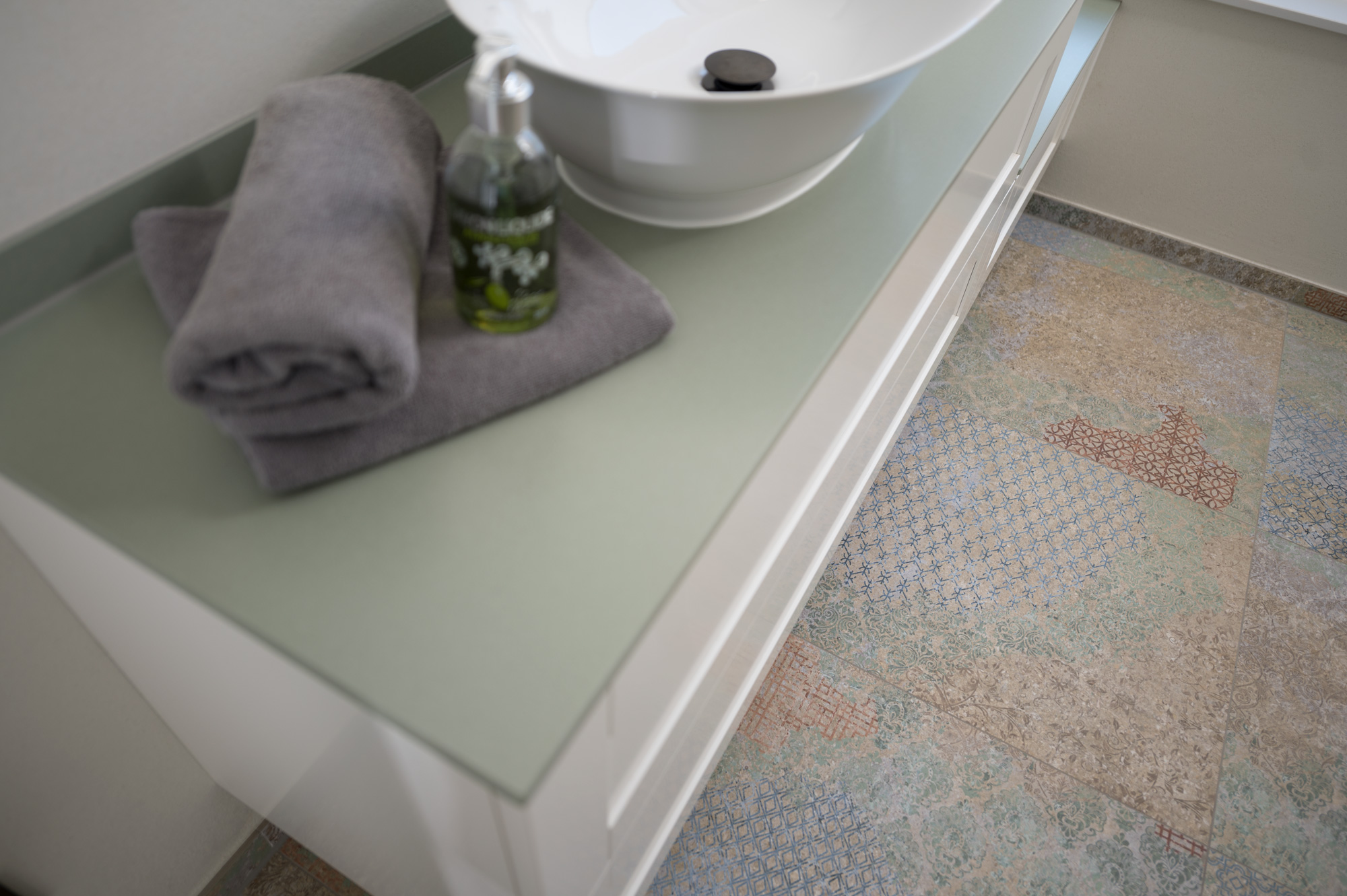 Bad: Patchworkfliesen in Ornamenten und Wischtechnik. - Raisch ...