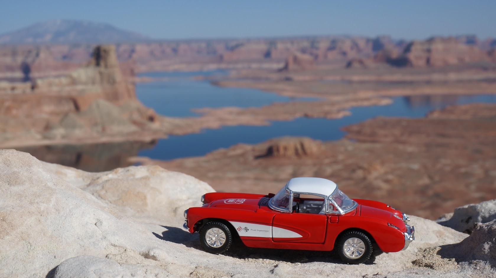 Immer mit im Bild: ein Modell einer 58er Corvette - Carovettes Amerika