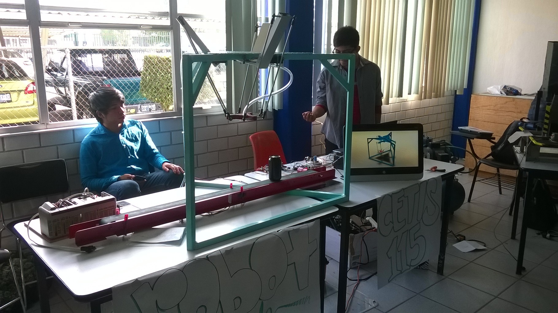 ¡Por favor mire a qué estudiantes y profesores están haciendo hoy