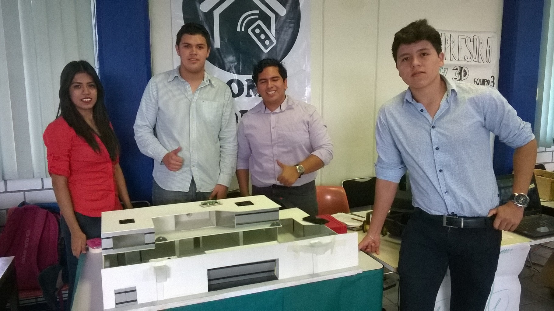 ¡Por favor mire a qué estudiantes y profesores están haciendo hoy