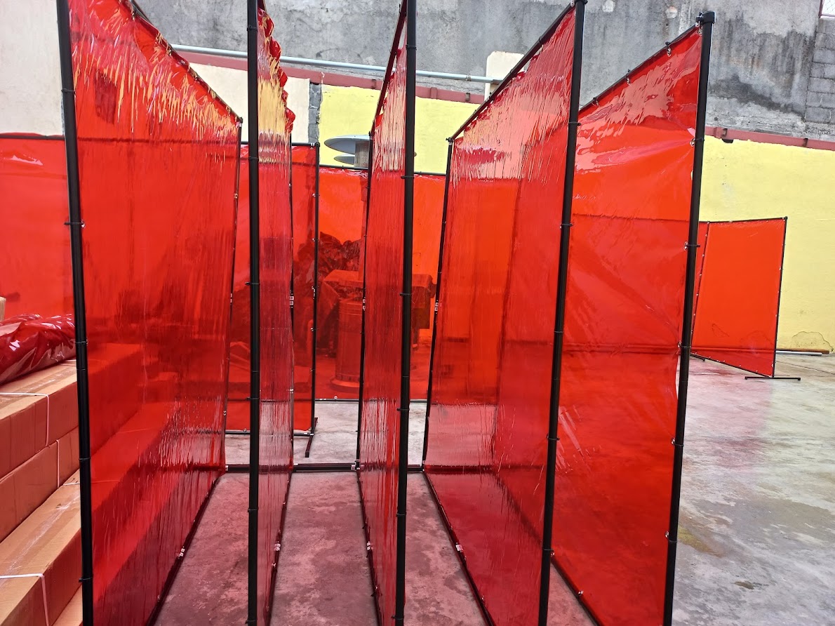 MAMPARAS ANTICHISPA PARA SOLDAR - Cortina roja para soldadura - Aljesca ...