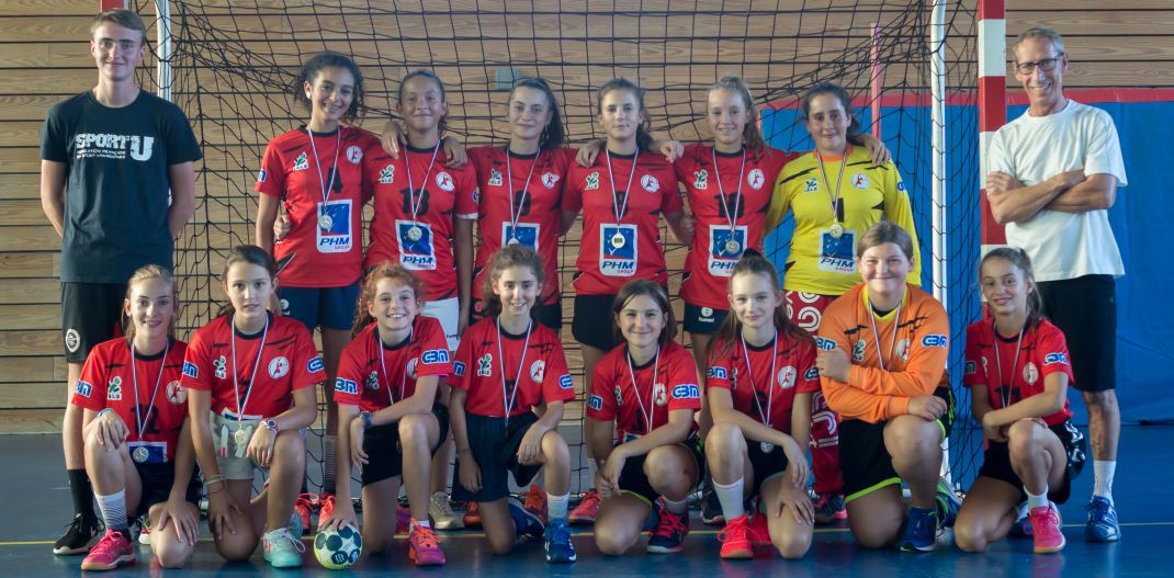 Les championnes -13 ans avec leurs médailles - JA Isle Handball
