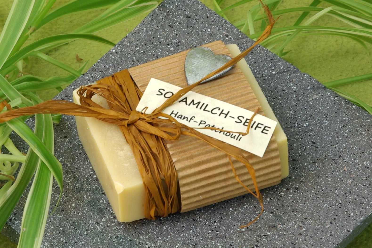 Seife mit Deko € 8,-/ 90g diverse Variationen ...