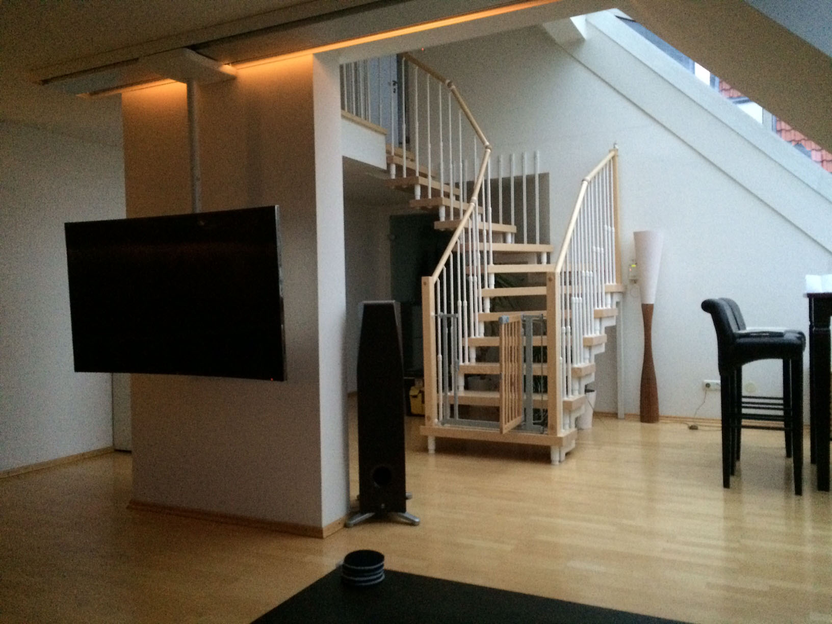 TV ceiling mount 360 degrees rotatable, pivotable, movable - ScreenTrain
