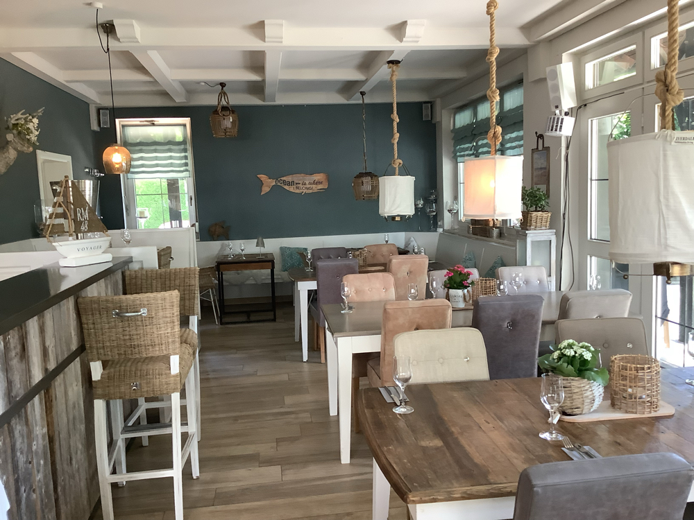 Restaurant mit Blick auf den See und die Berge - Seestubn Percha