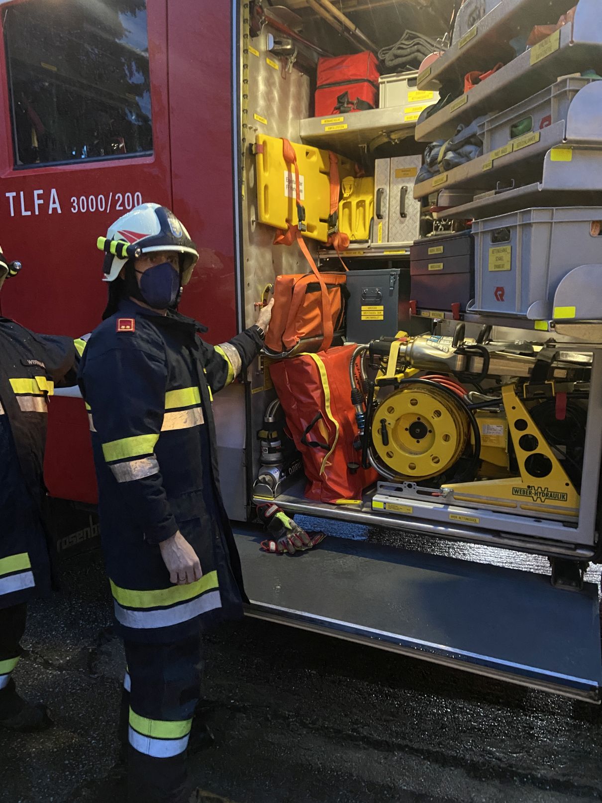 Technische Übung mit Holmatro V - Strut - Freiwillige Feuerwehr Haringsee