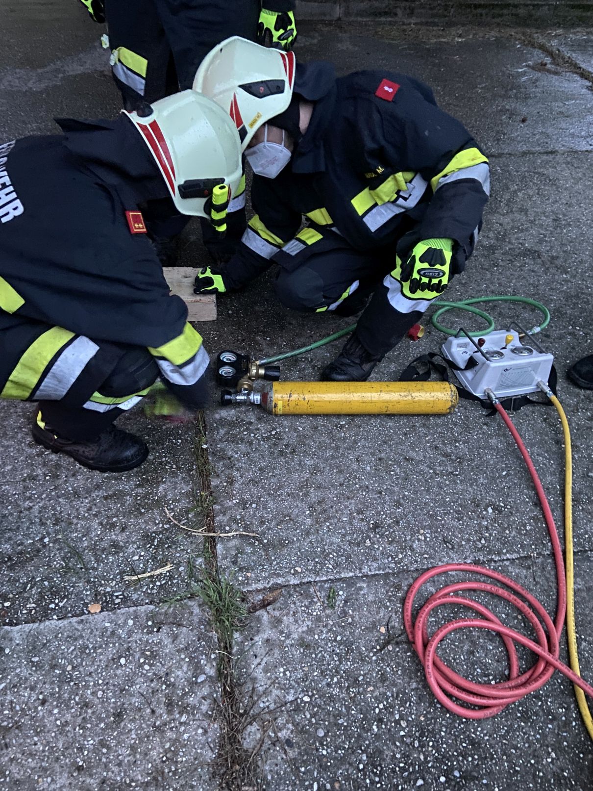 Technische Übung mit Holmatro V - Strut - Freiwillige Feuerwehr Haringsee