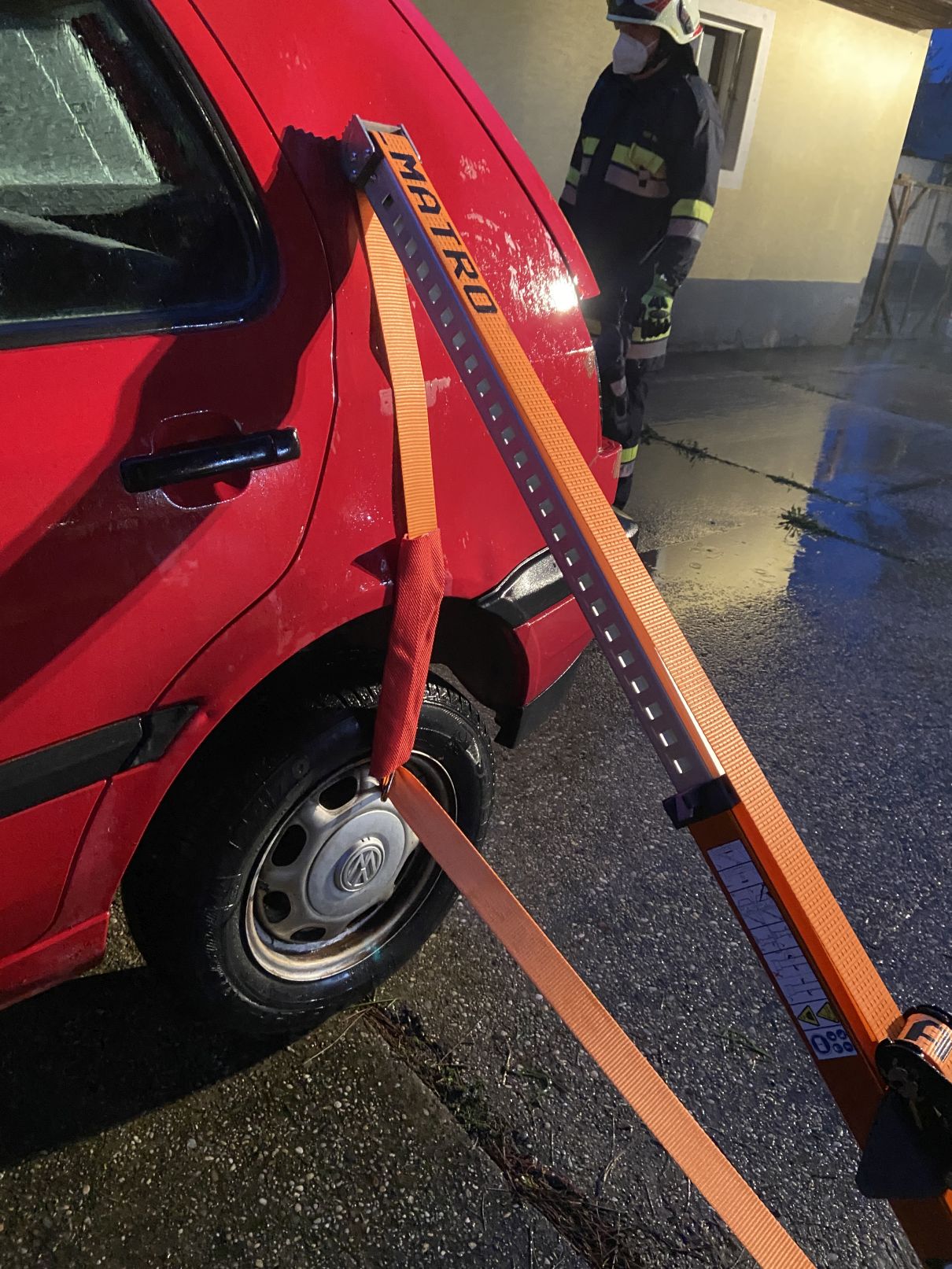 Technische Übung mit Holmatro V - Strut - Freiwillige Feuerwehr Haringsee