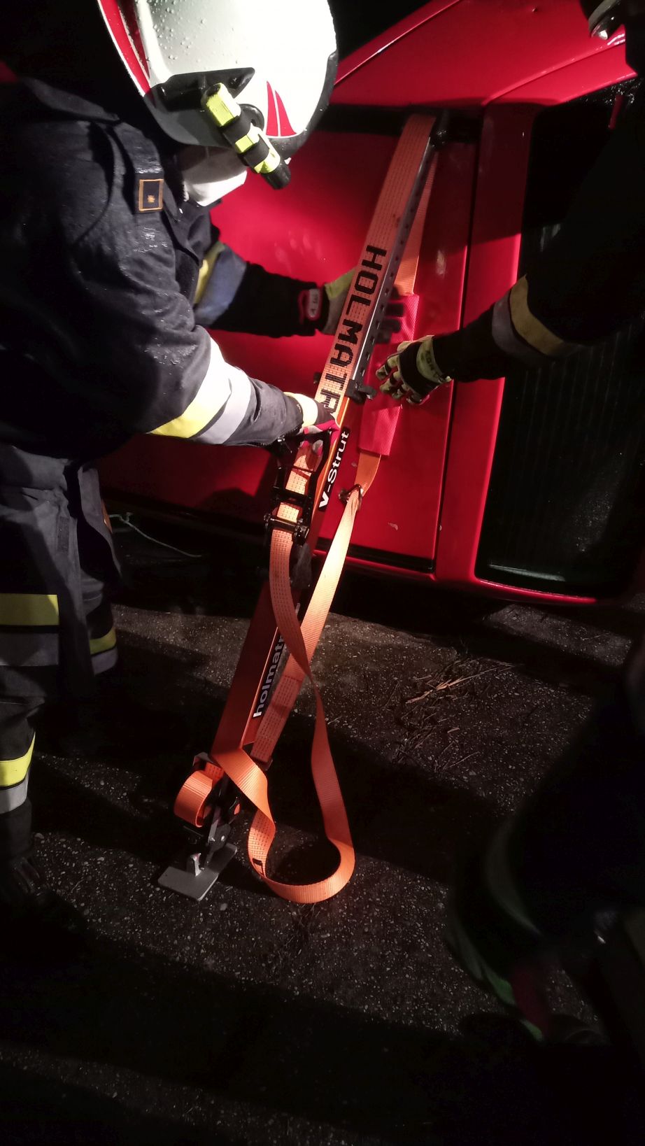 Technische Übung mit Holmatro V - Strut - Freiwillige Feuerwehr Haringsee