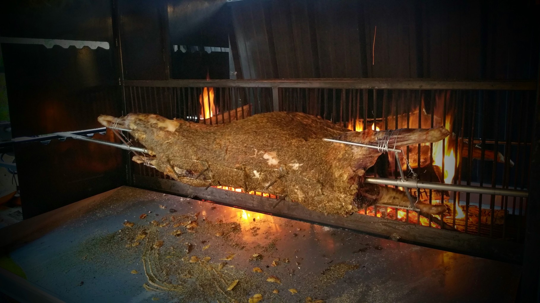 MÉCHOUI A LA BROCHE CUIT AU FEU DE BOIS - Site de emilien-et-angelique ...