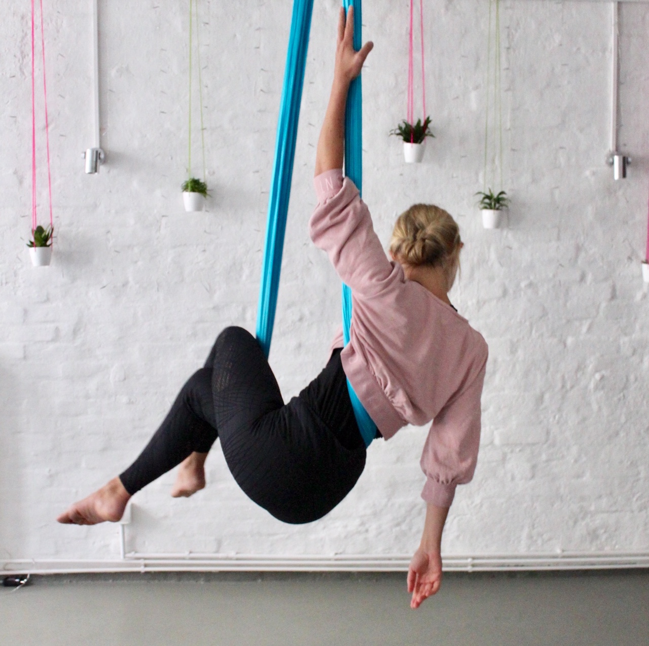 Pilates im Tuch schwebend in der Luft - das ist Flying Pilates ...
