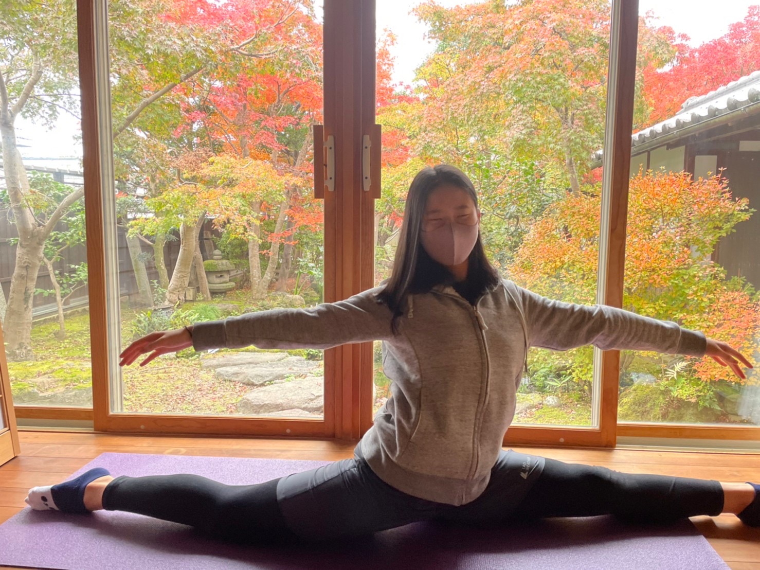紅葉眺めながらヨガ - ハッピーヨガ 和子クラス 伏見