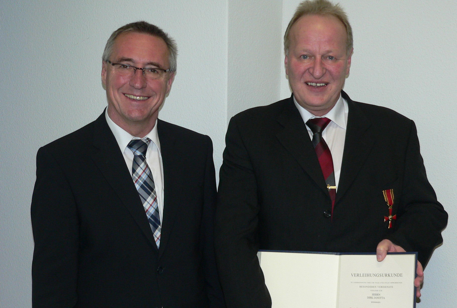 Janotta mit Bundesverdienstkreuz ausgezeichnet - Fußball hilft! - Die ...