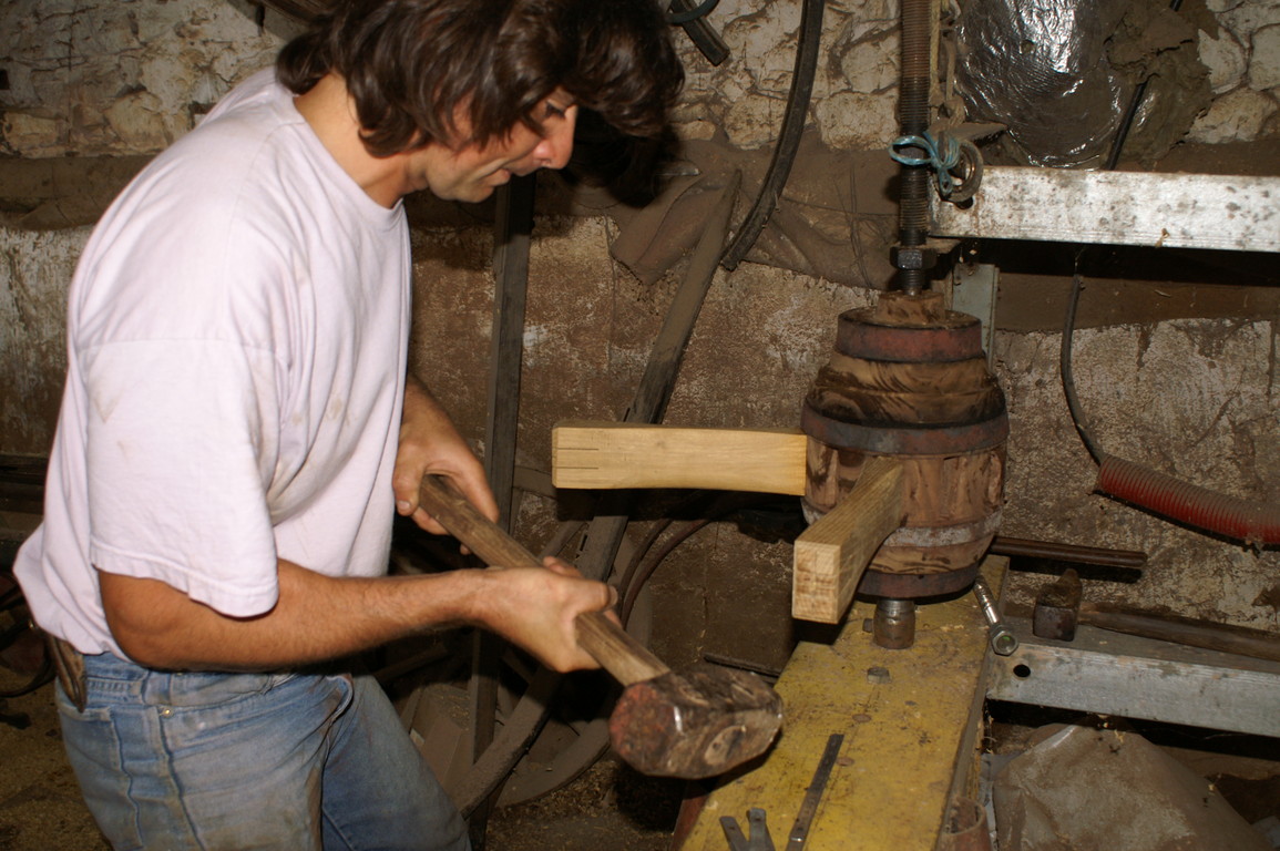 La fabrication et la restauration traditionnelle des roues en bois de ...
