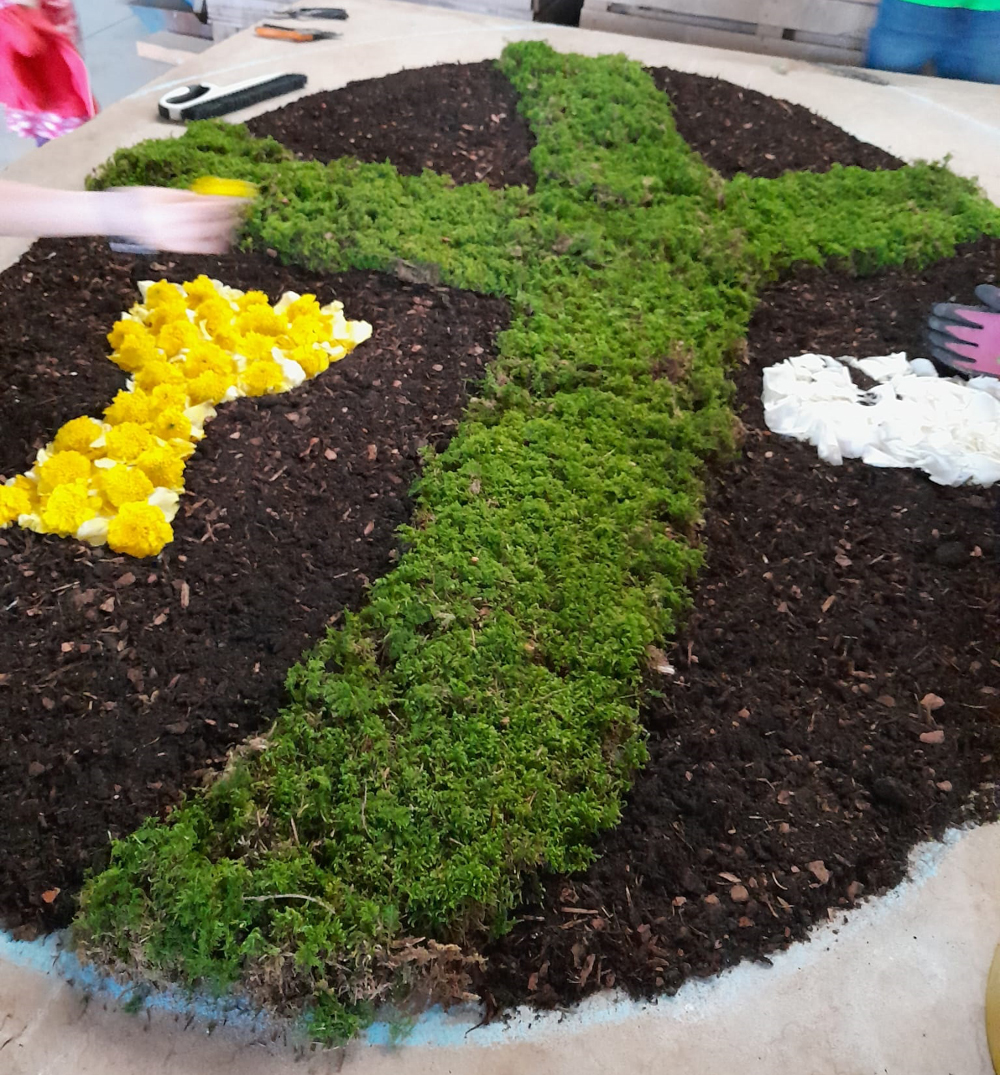 Blumenteppich für Fronleichnam - Katholische Familiengemeinschaft ...