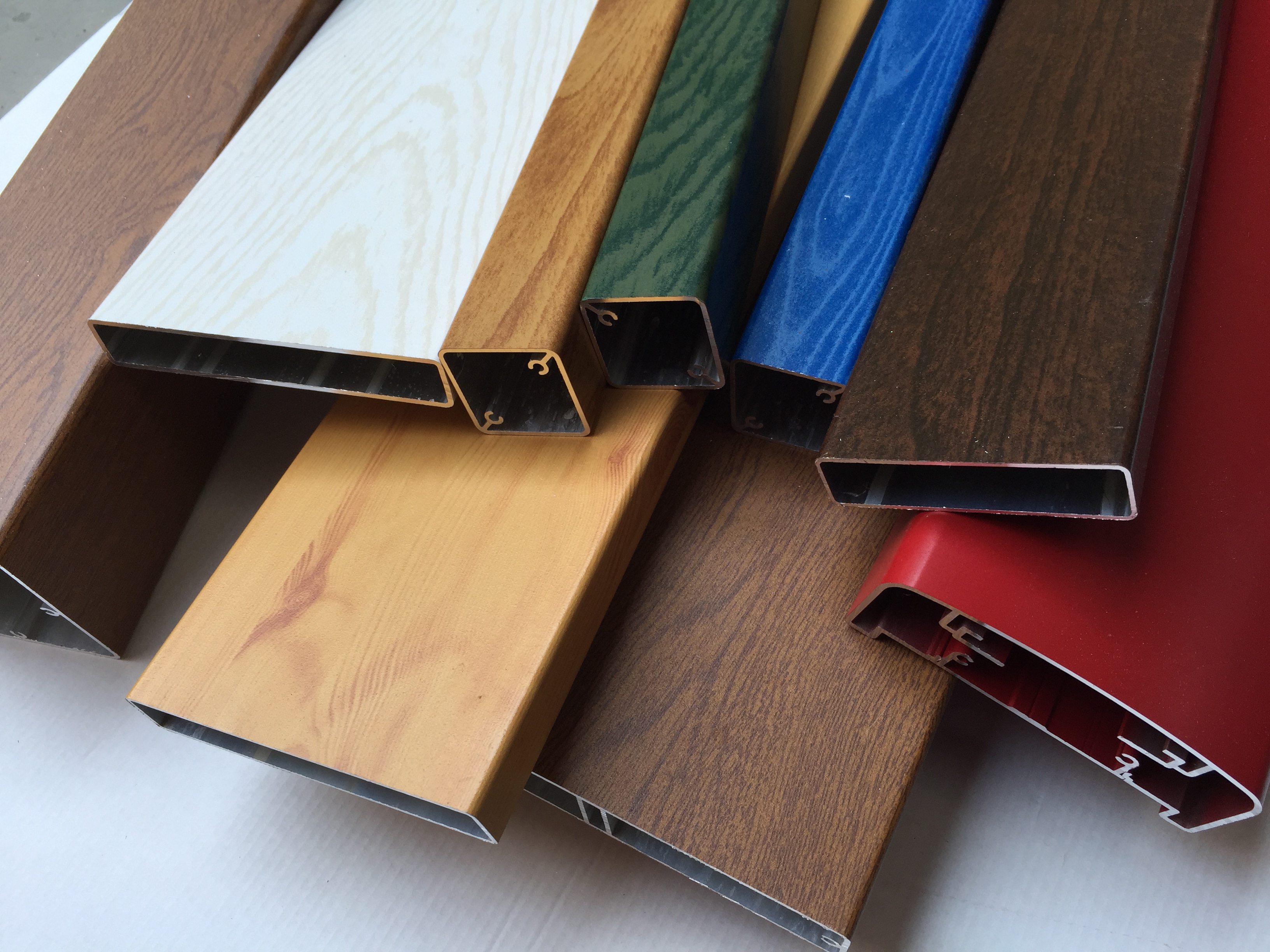 Gamma Colori - Porfili in alluminio tinta legno e ral per staccionate ...