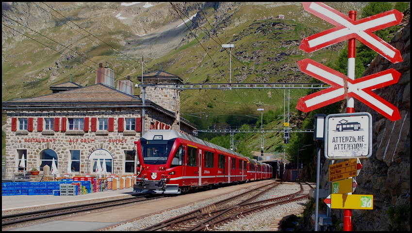 Alp Grüm, Aussichtsbalkon mit Blick auf den Palü-Gletscher - Bahnbilder ...