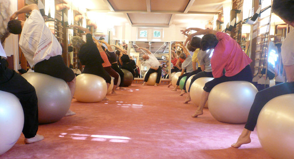 Cours de gym ballon par une kiné à Rezé - Site de kinesthetic