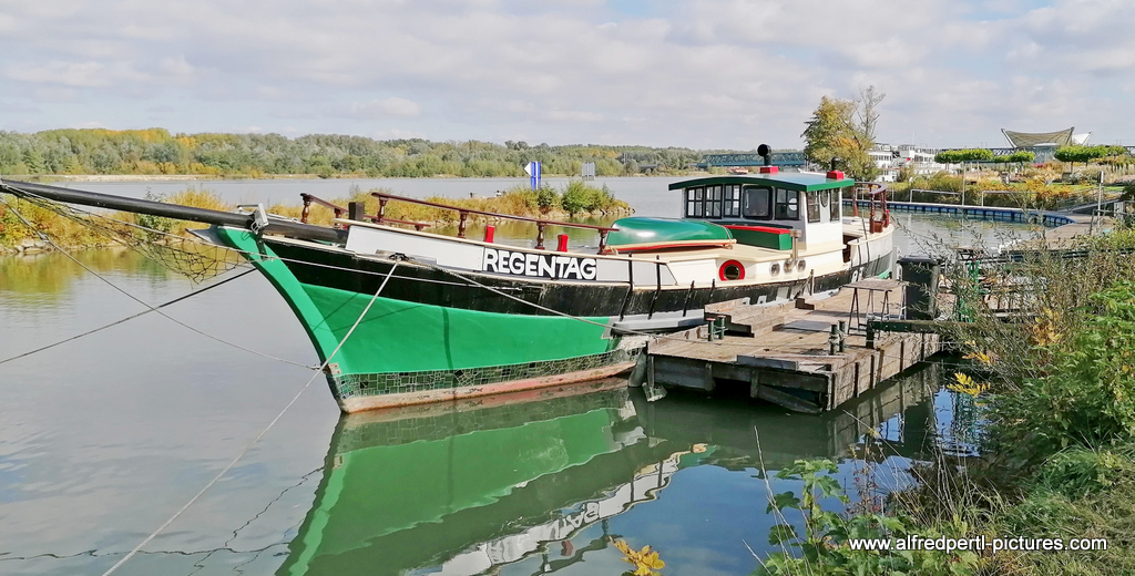 Friedensreich Hundertwassers Schiff “Regentag” in Tulln - Alfred Pertl ...