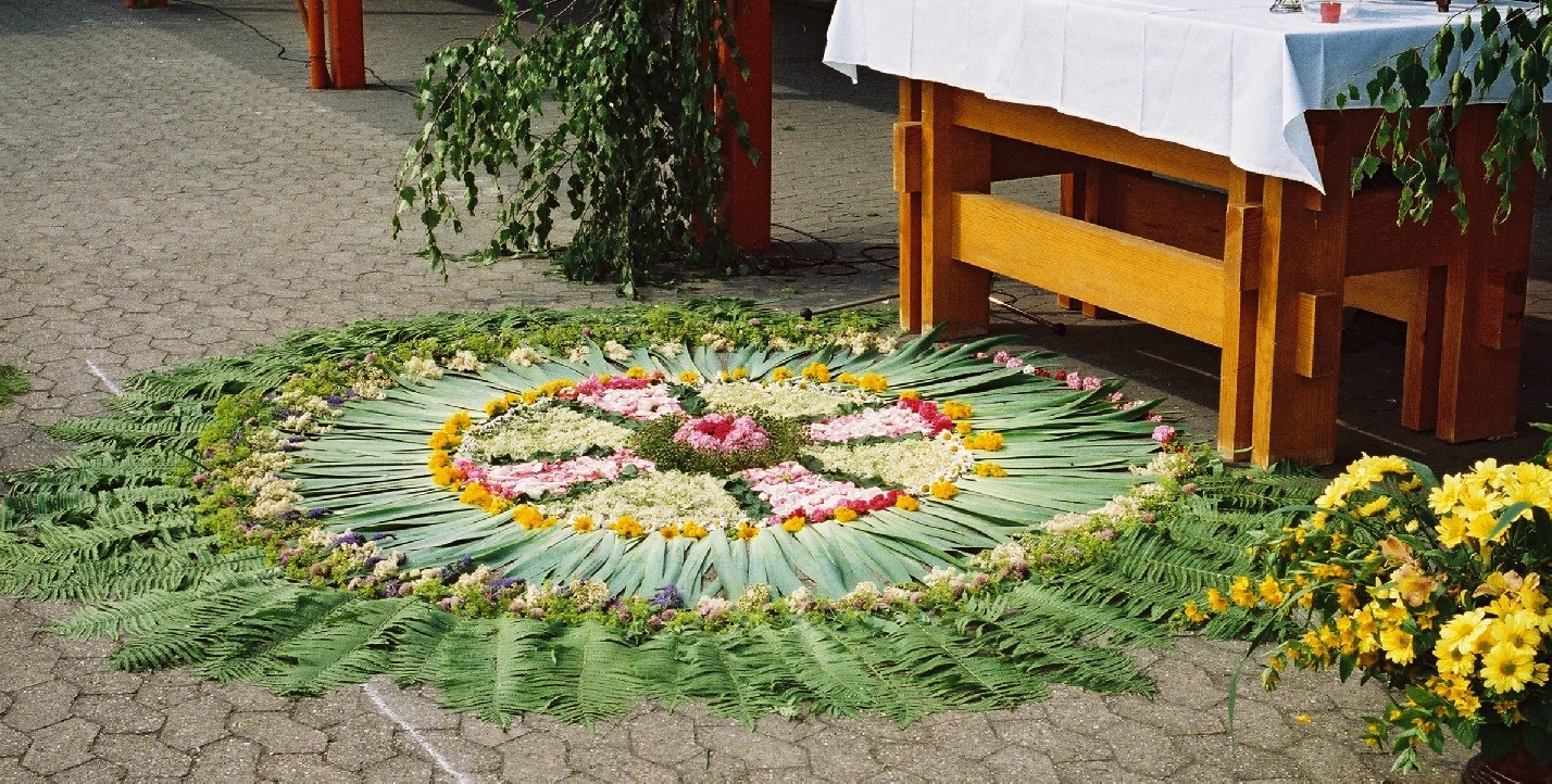 Pfarrei Parkstein / Bistum Regensburg - Blumenteppich für Fronleichnam
