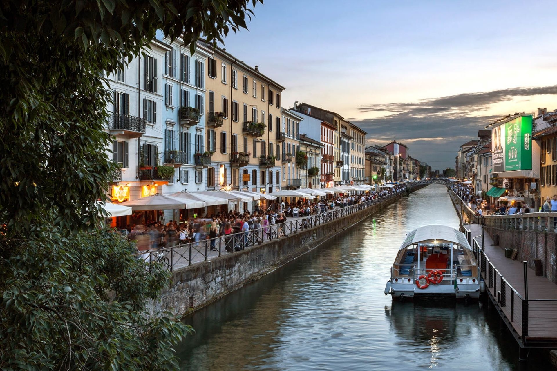 Navigazione sui Navigli: itinerario della Darsena - Milanoguida ...