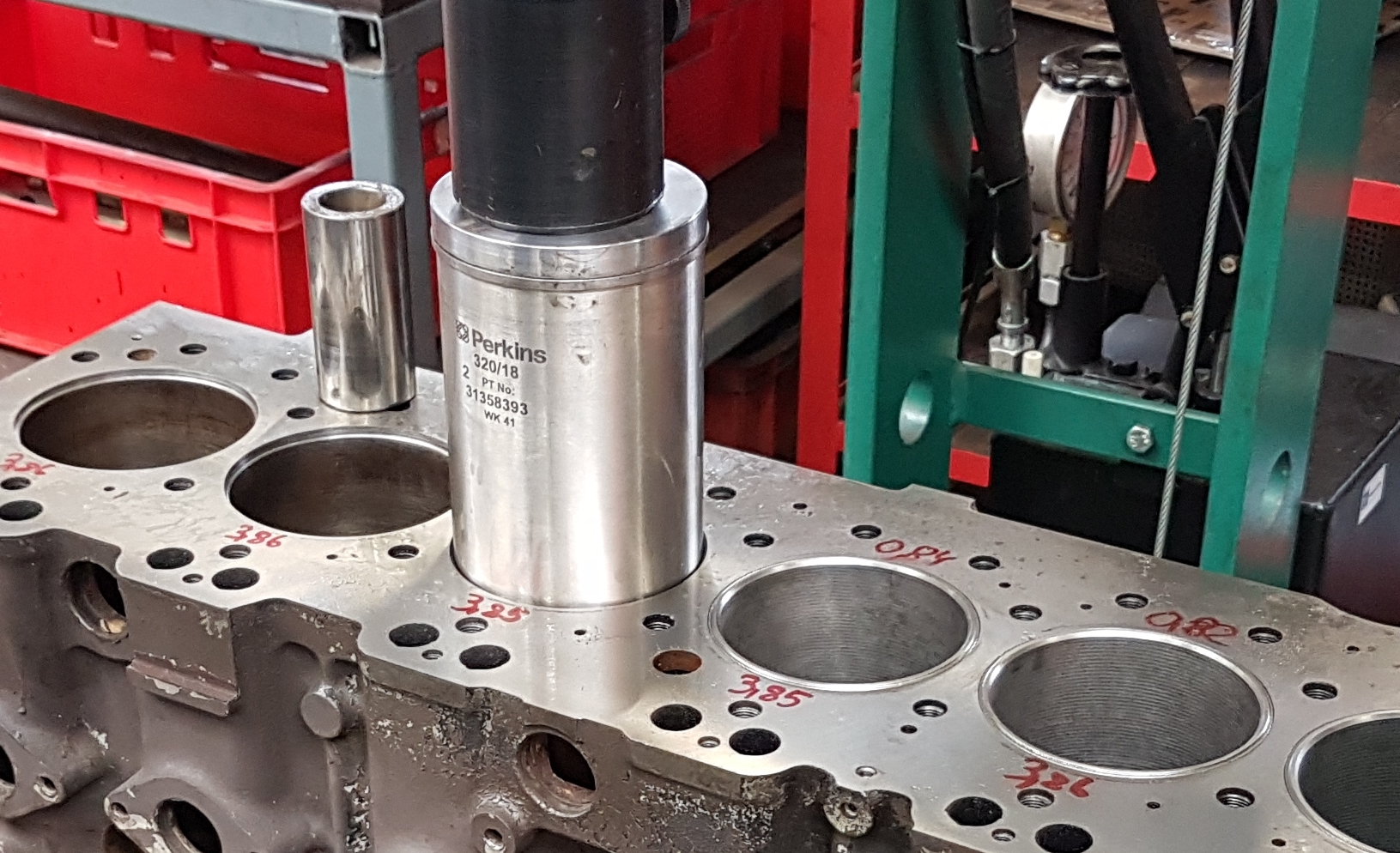 Motorblock Laufbuchsen einziehen / erneuern - Motorentechnik-Mergens