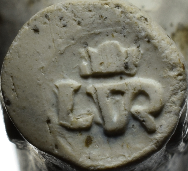 LVR monogram gekroond - Kleipijpen en pijpenkoppen, determinatie van ...