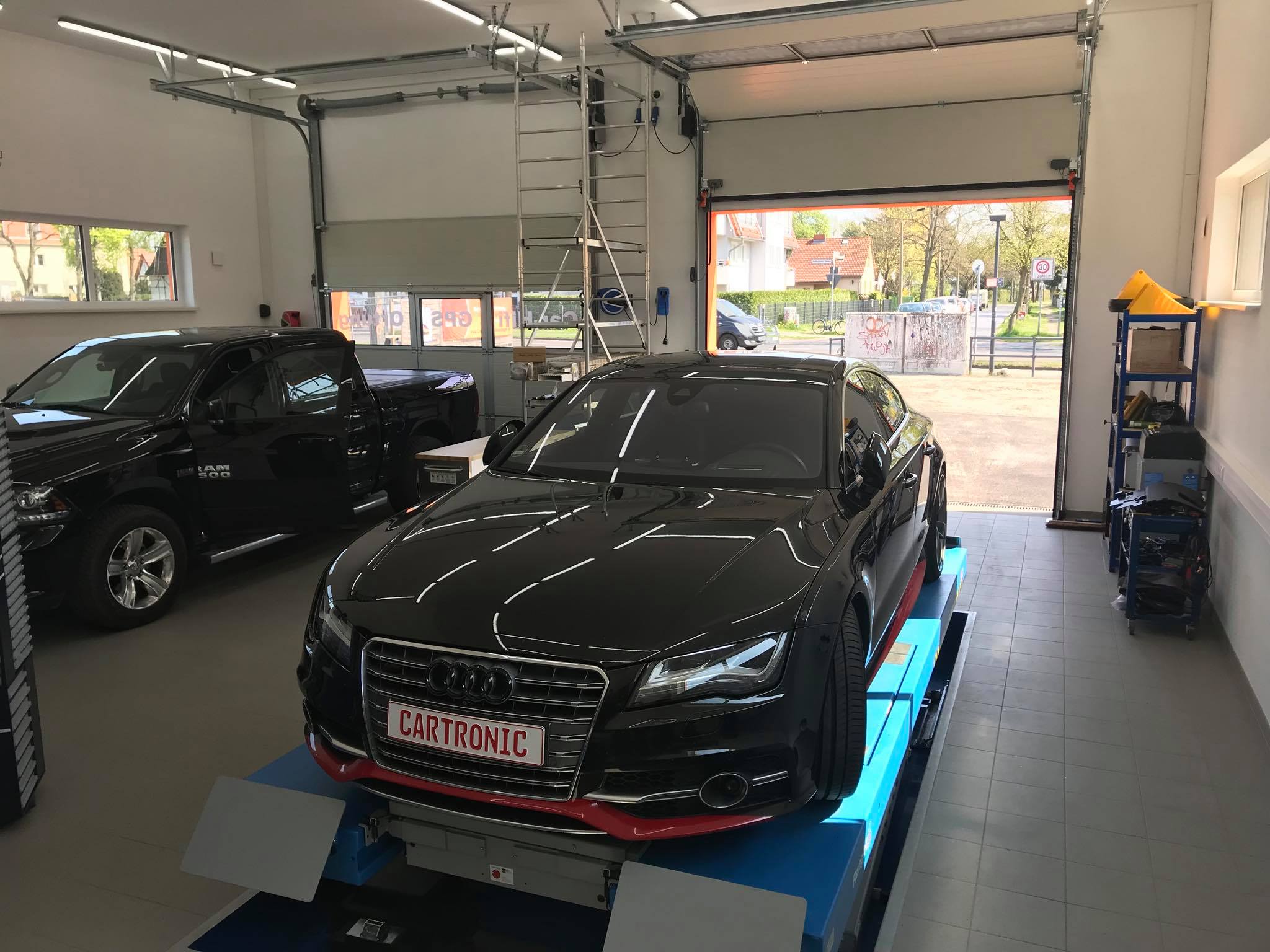 AUDI Q7 4L - cartronic-alarmanlagen.de