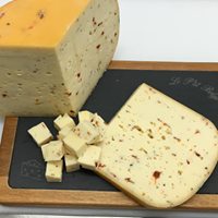 Un fromage jeune, tendre et moelleux à pâte pressée non cuite ...
