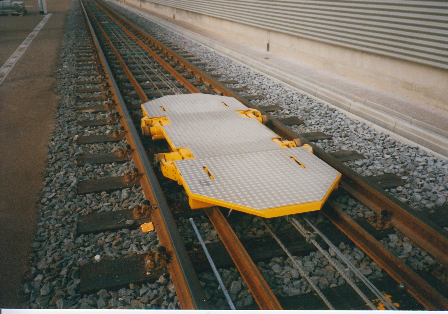 Cable-operated shunting device with wheelset carriage - rangiertechniks ...